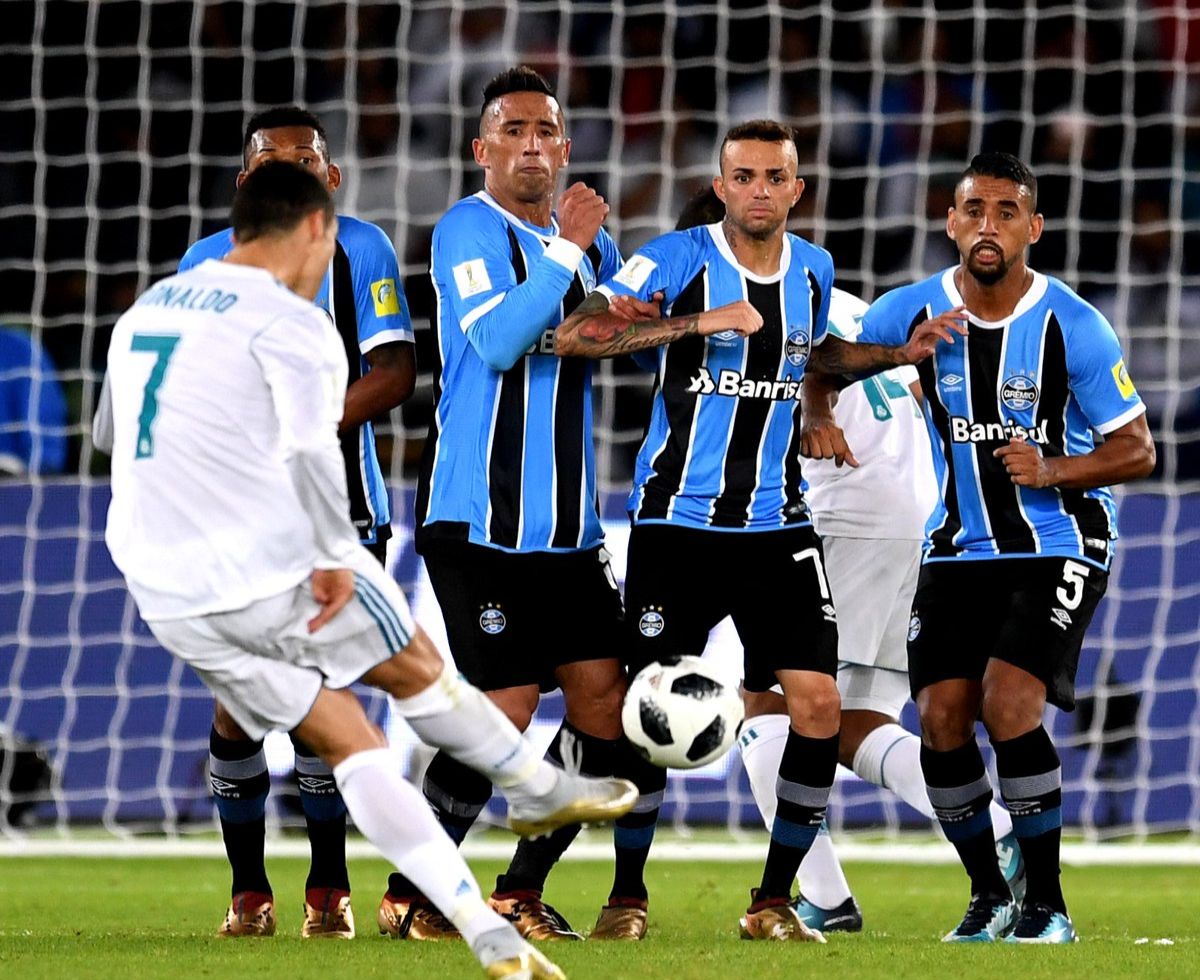 Segundo Fernandinho ex-Grêmio, o time jogou de igual para igual e ...